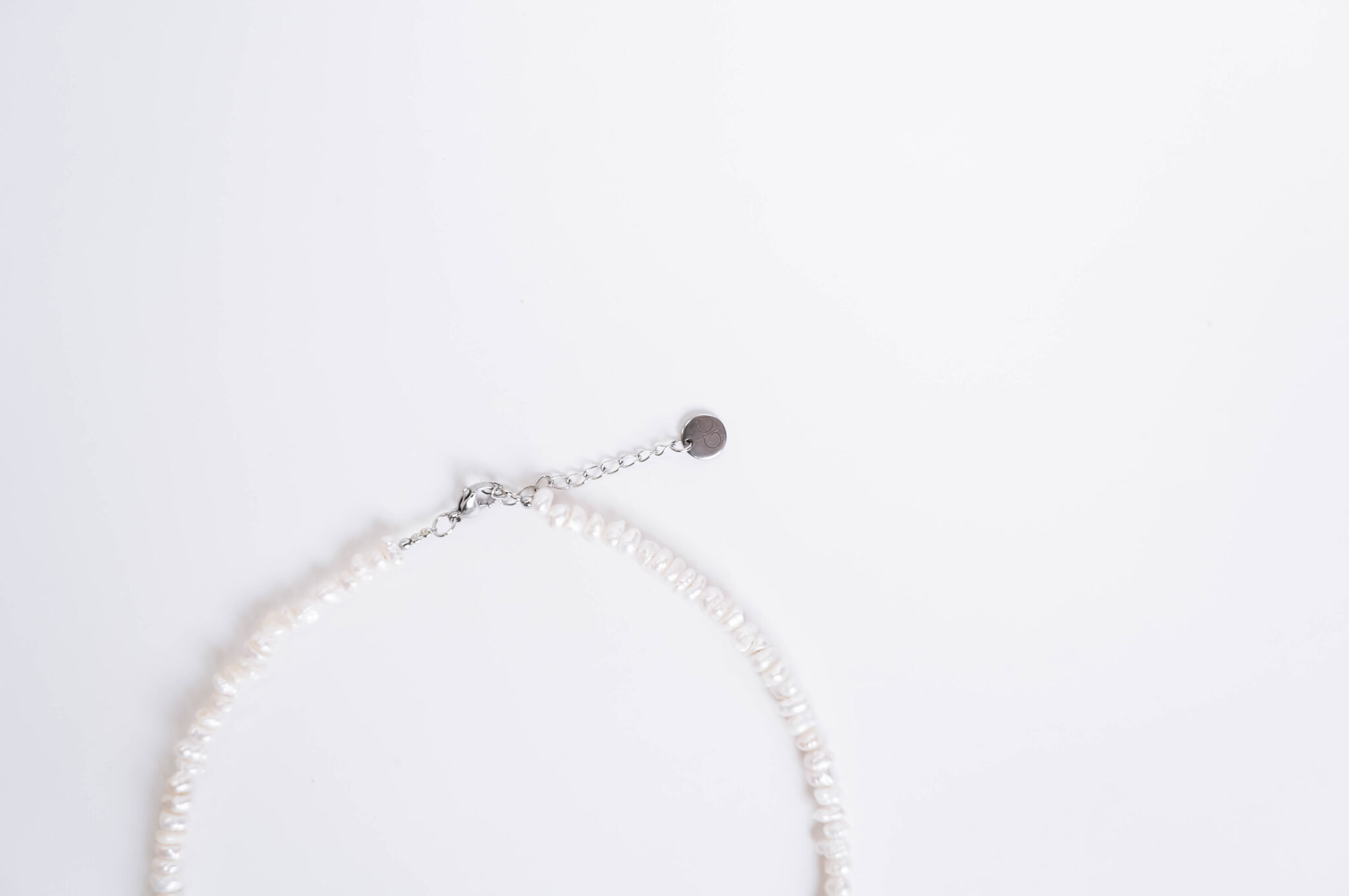 Delicate pearl necklace with silver details | GG UNIQUE